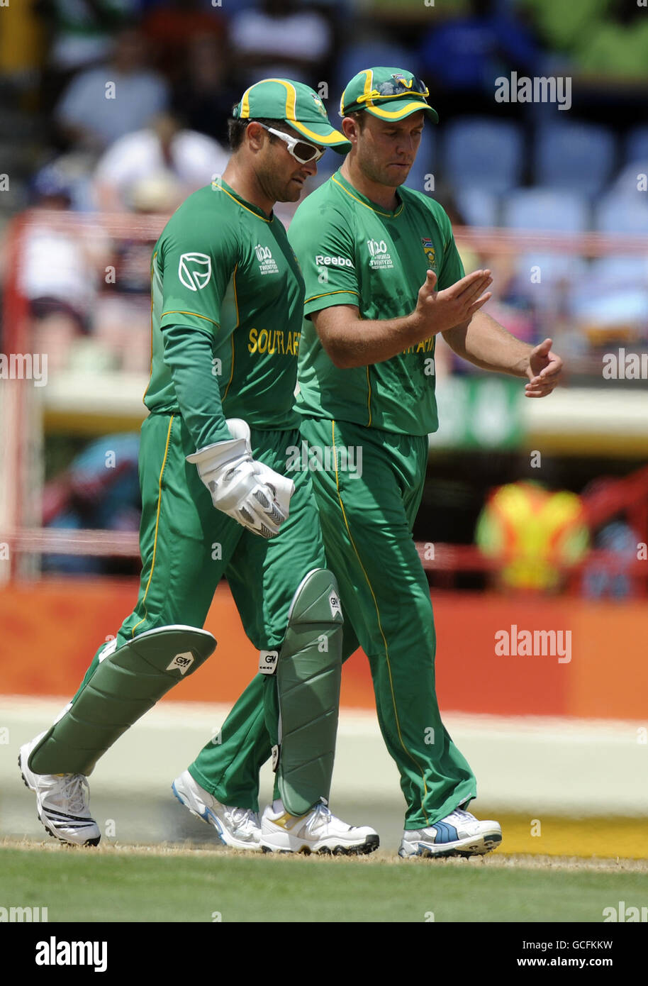 South African wicketkeeper Mark Boucher (left) and AB De Villiers ...