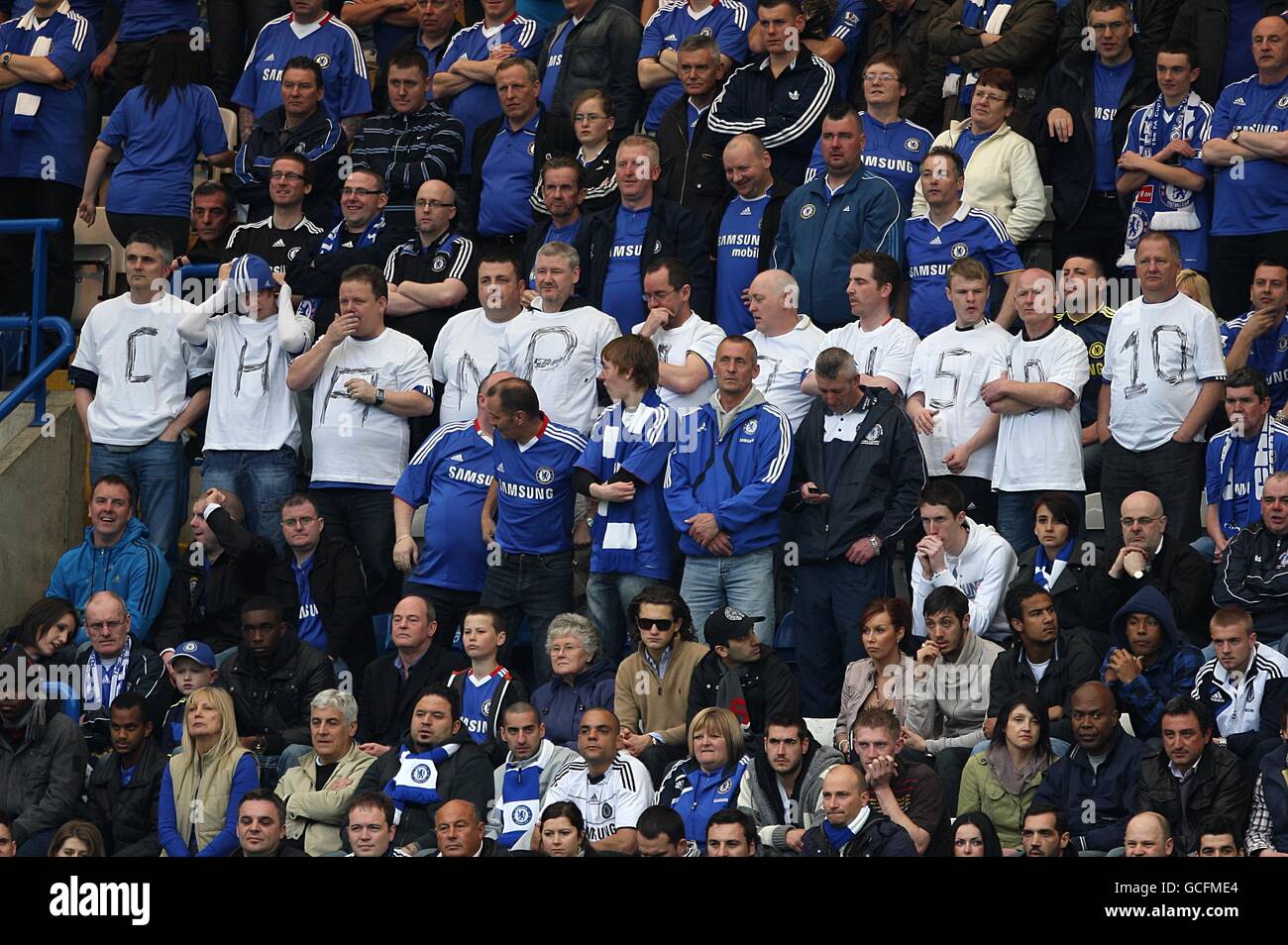 Stamford bridge view chelsea crowd hi-res stock photography and images ...