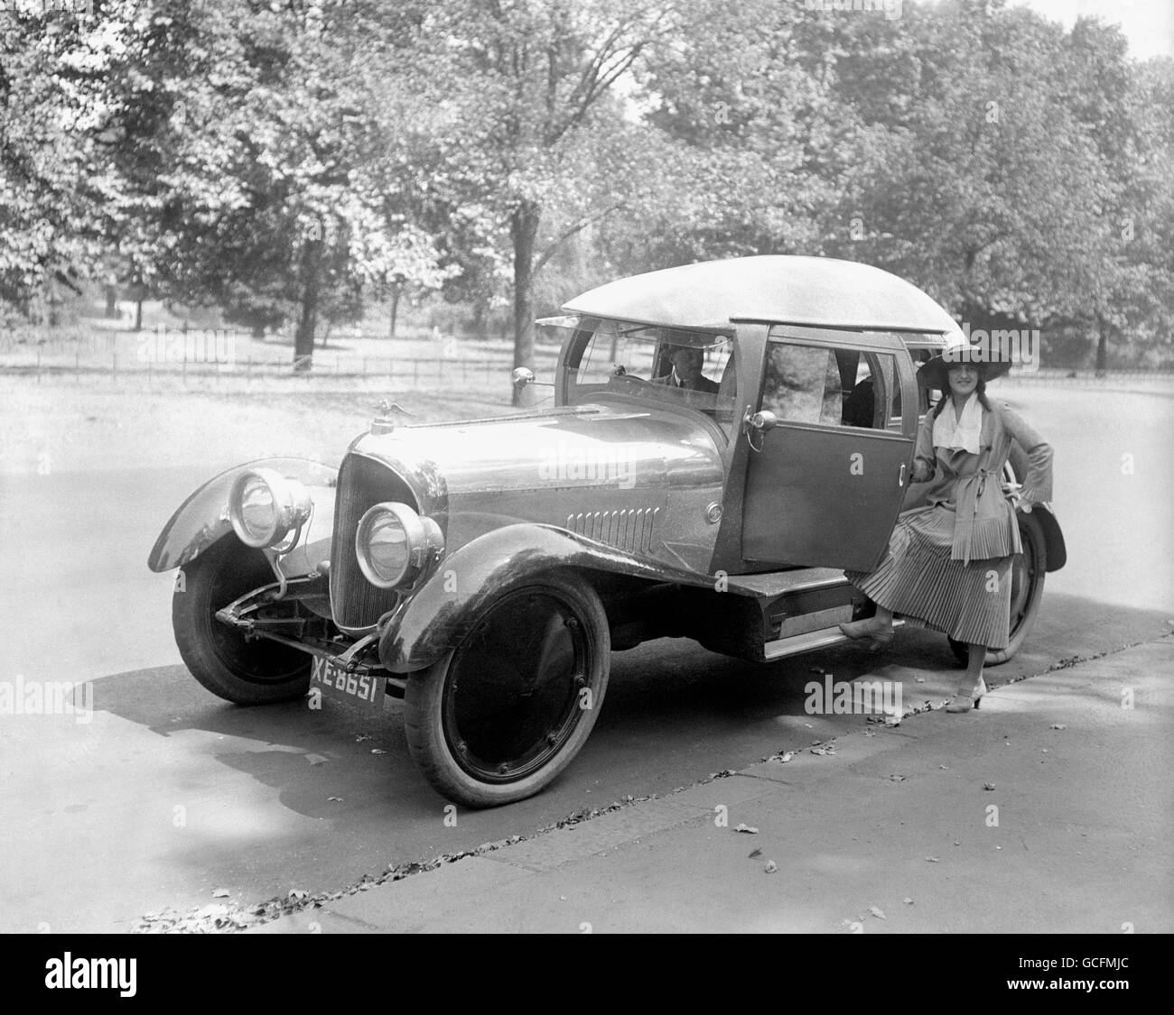 Beauty queen Miss France, Agnes Souret, about to enter Major Frank ...