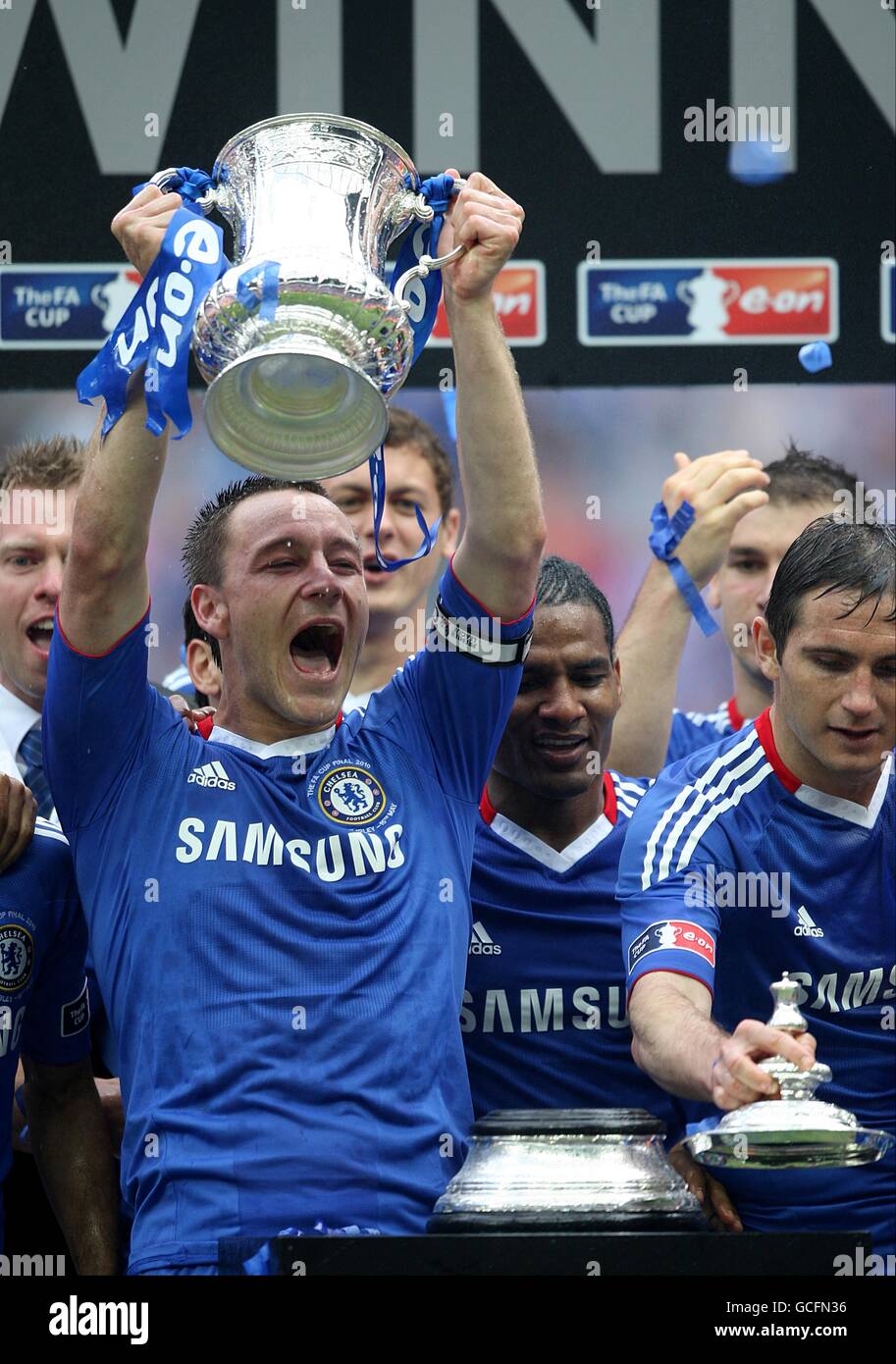 John terry trophy wembley hi-res stock photography and images - Alamy