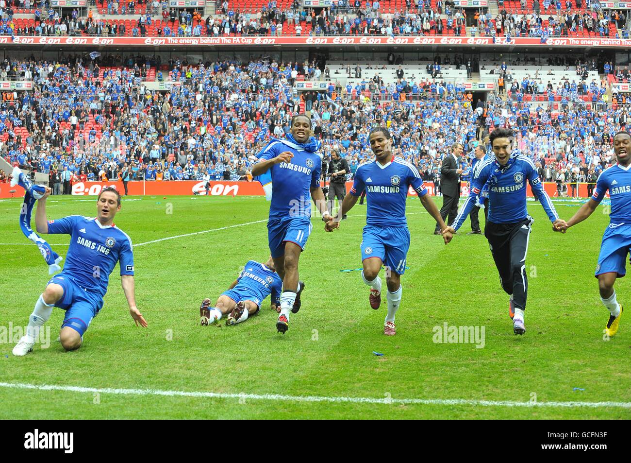 Chelsea celebrate winning the 2010 fa cup final hi-res stock ...