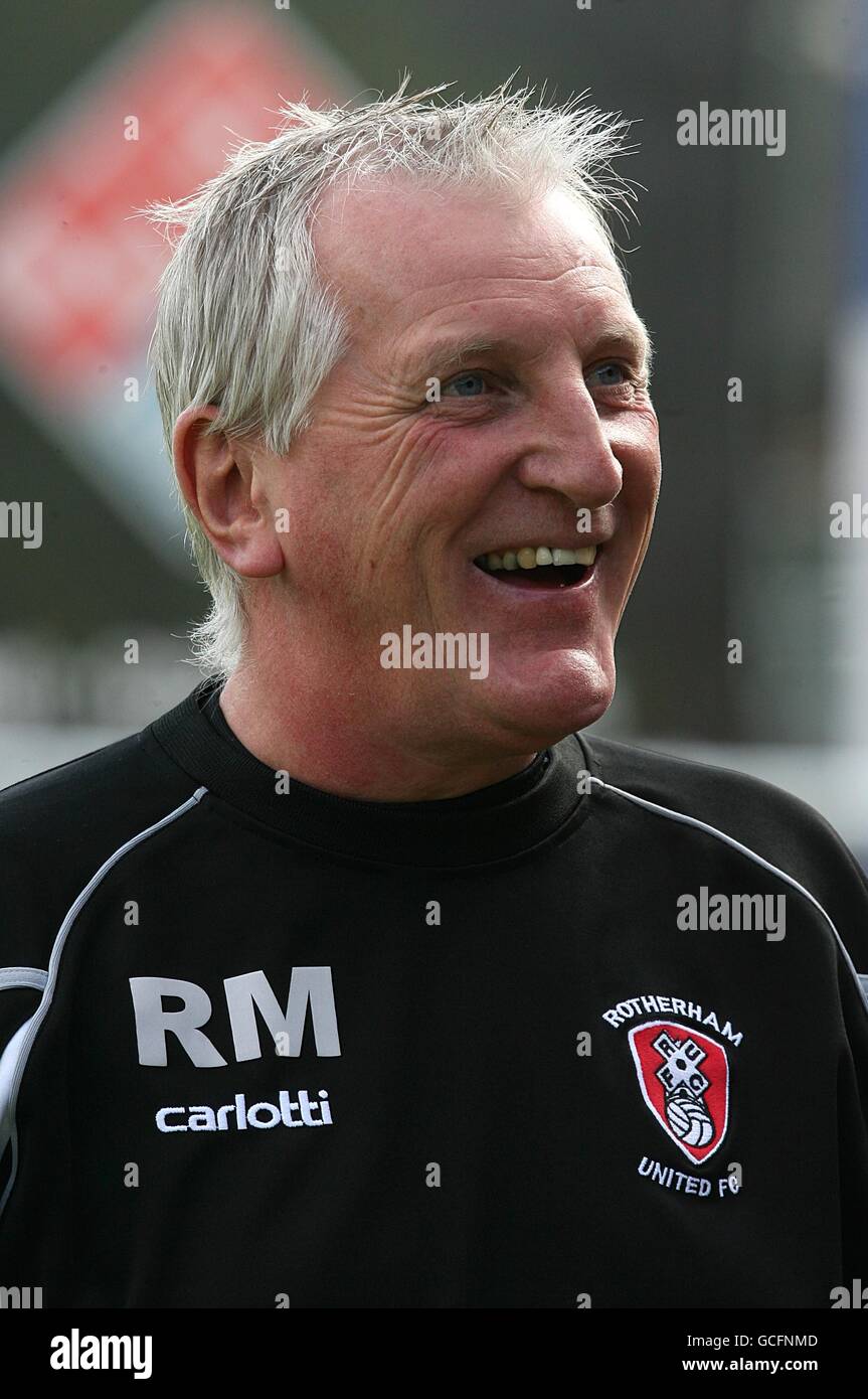 Ronnie moore rotherham united hi-res stock photography and images - Alamy