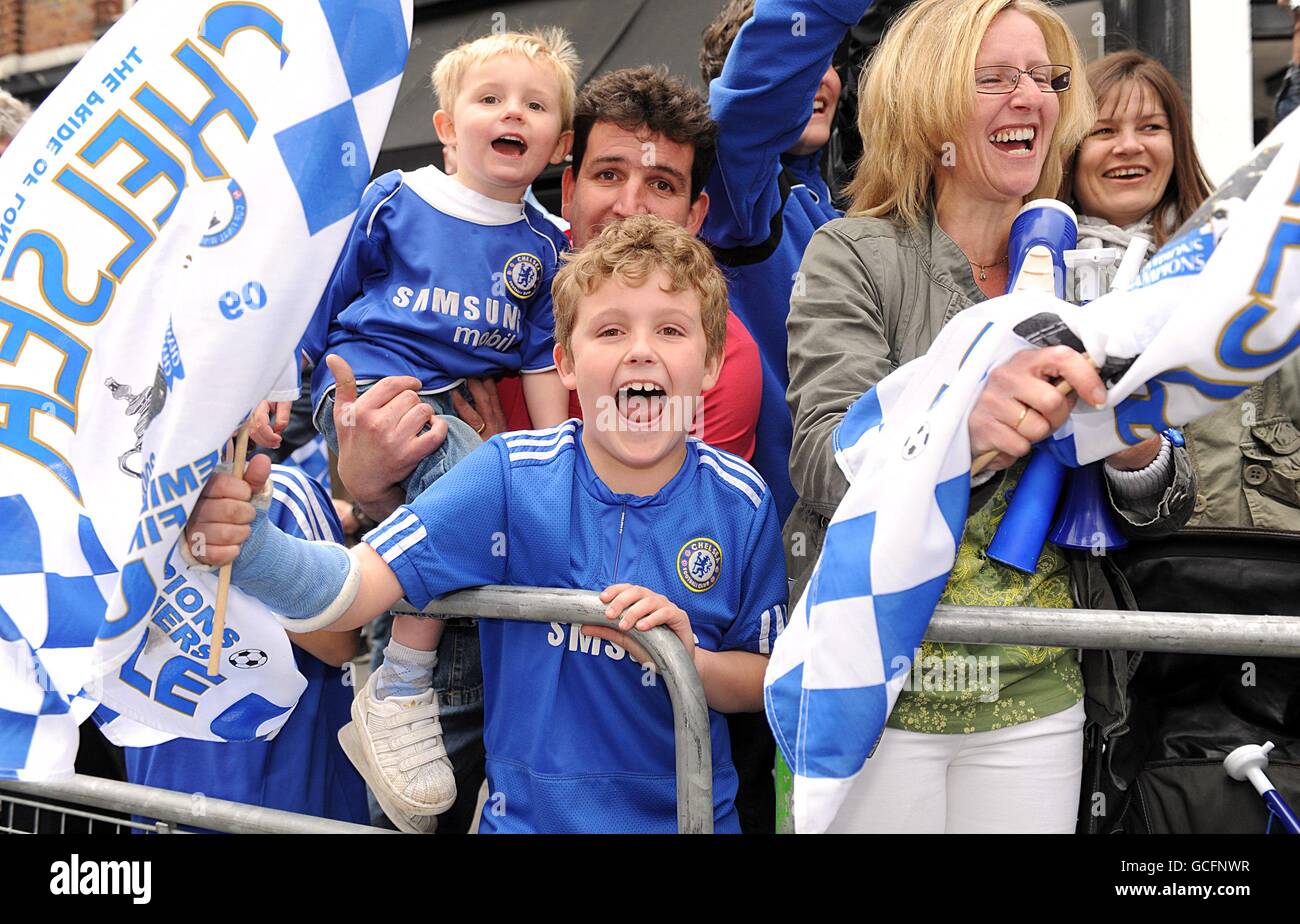 Soccer - Chelsea Victory Parade - Eel Brook Common Stock Photo - Alamy