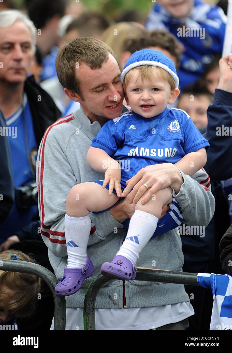 Soccer - Chelsea Victory Parade - Eel Brook Common Stock Photo - Alamy