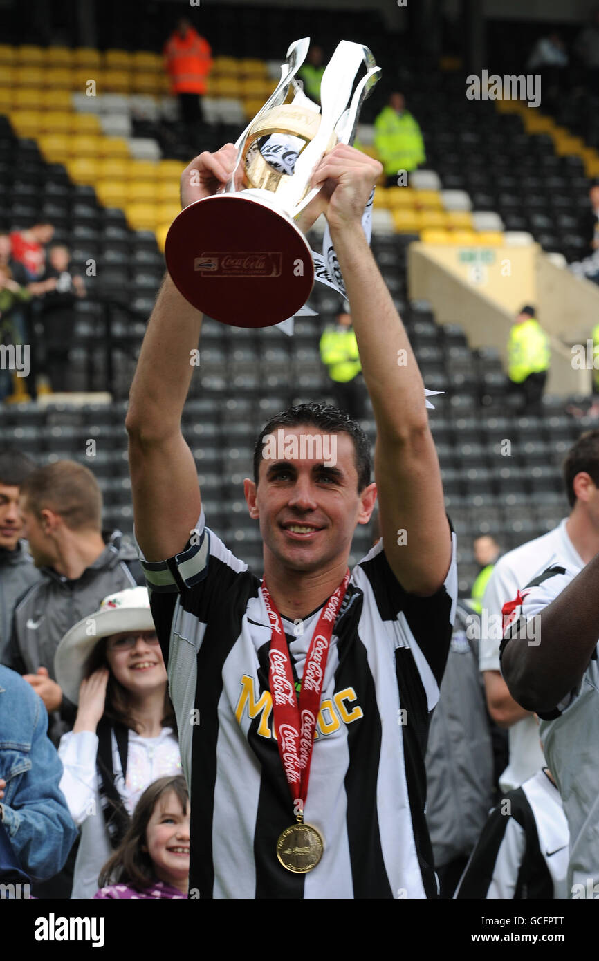 Notts County's John Thompson lifts the League Two trophy Stock Photo ...