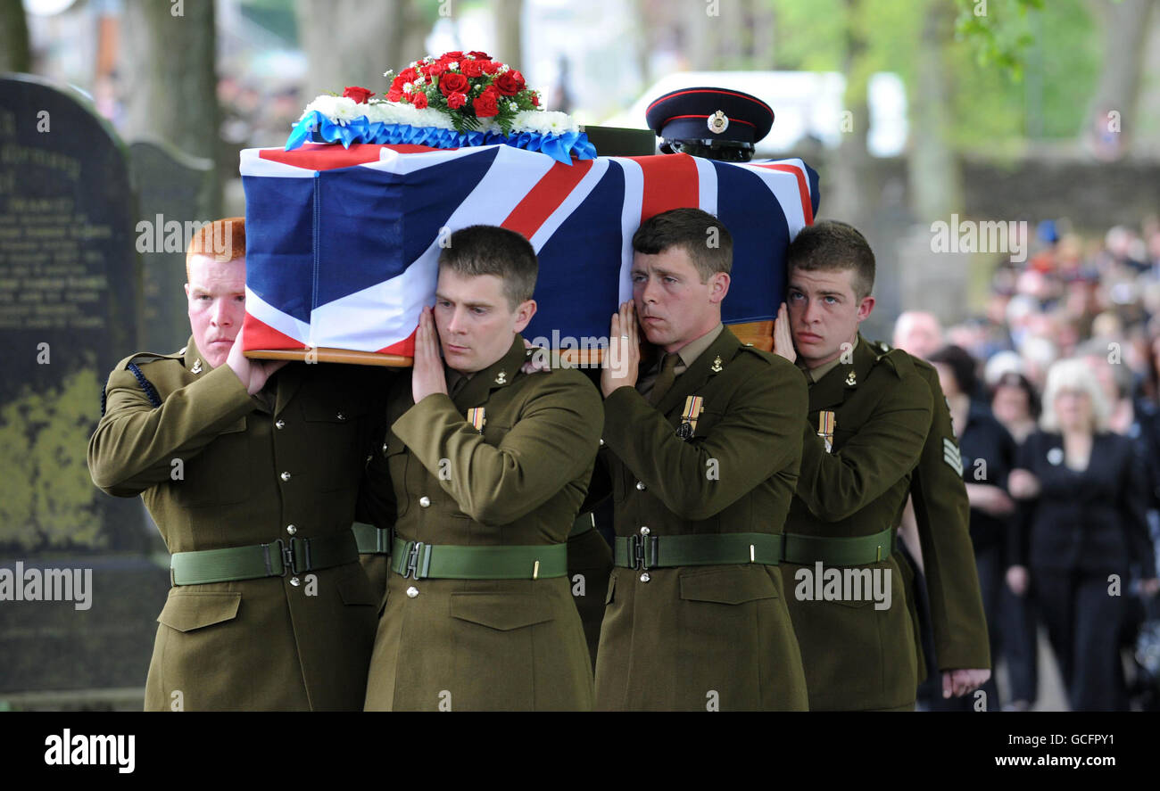 The coffin of Sapper Daryn Roy is carried toward St John's Church in ...
