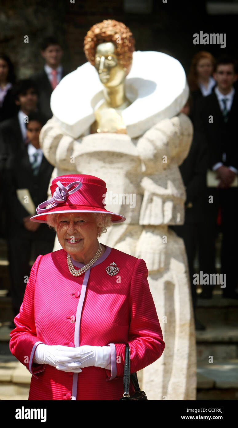 Queen elizabeth ii statue hi-res stock photography and images - Alamy