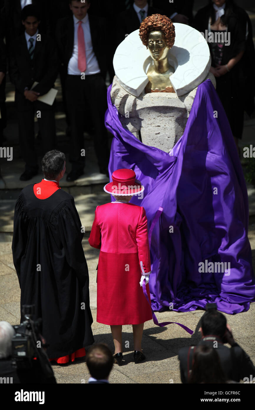 Britain's Queen Elizabeth II unveils a new statue of Queen Elizabeth I ...