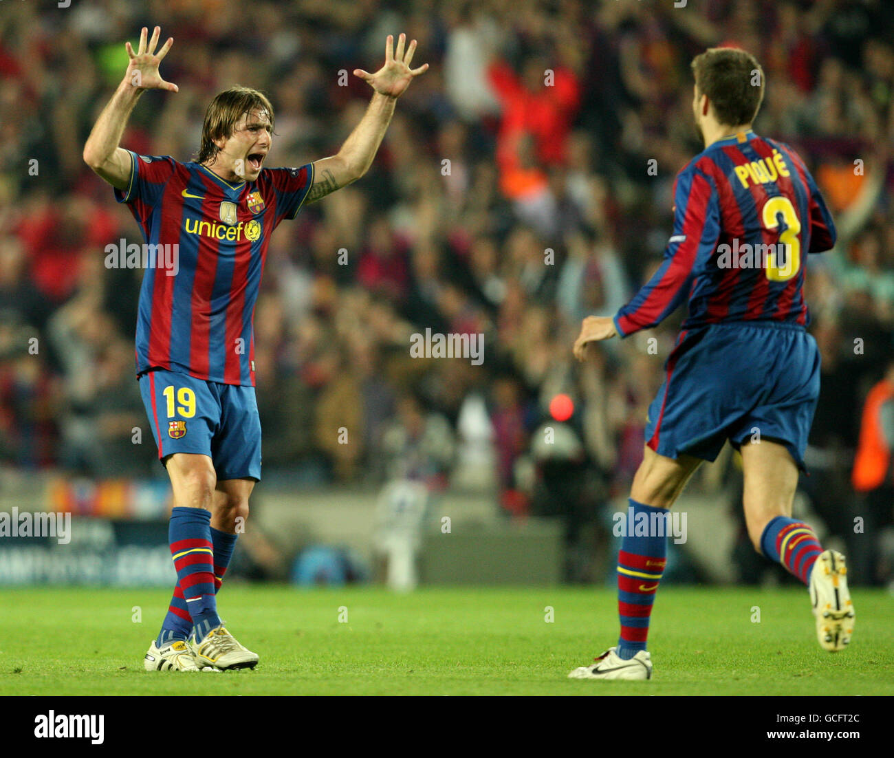 Barcelonas left right gerard pique hi-res stock photography and images ...