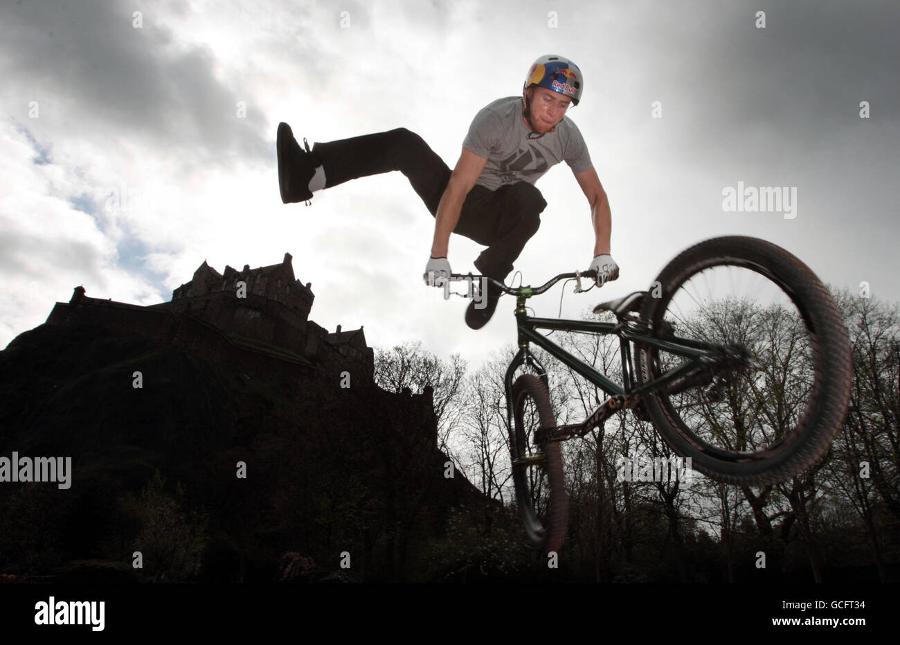 Edinburgh castle cycle hi-res stock photography and images - Alamy