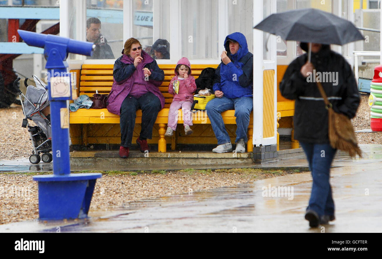 Bank holiday weekend eating in the rain hi-res stock photography and ...