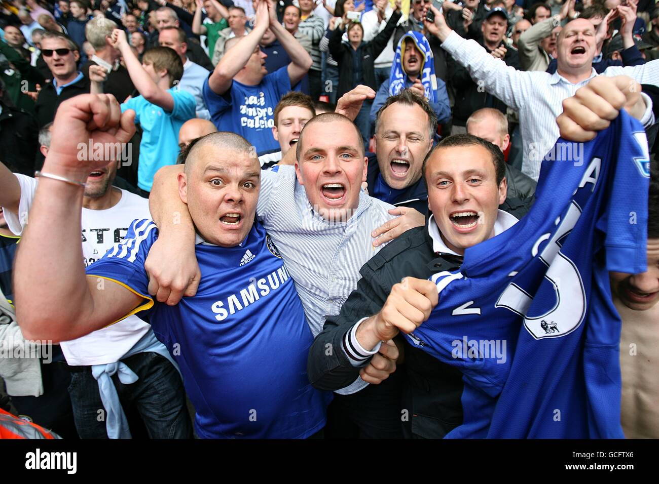 Chelsea fans celebrating in the stands hi-res stock photography and ...