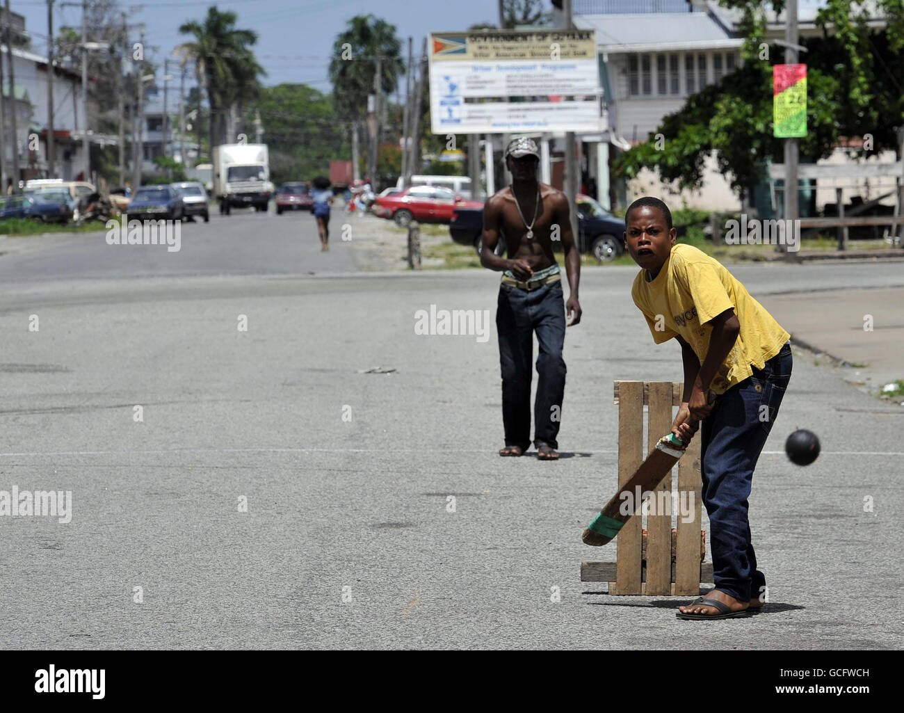 Cricket - Street Cricket - Georgetown Stock Photo - Alamy