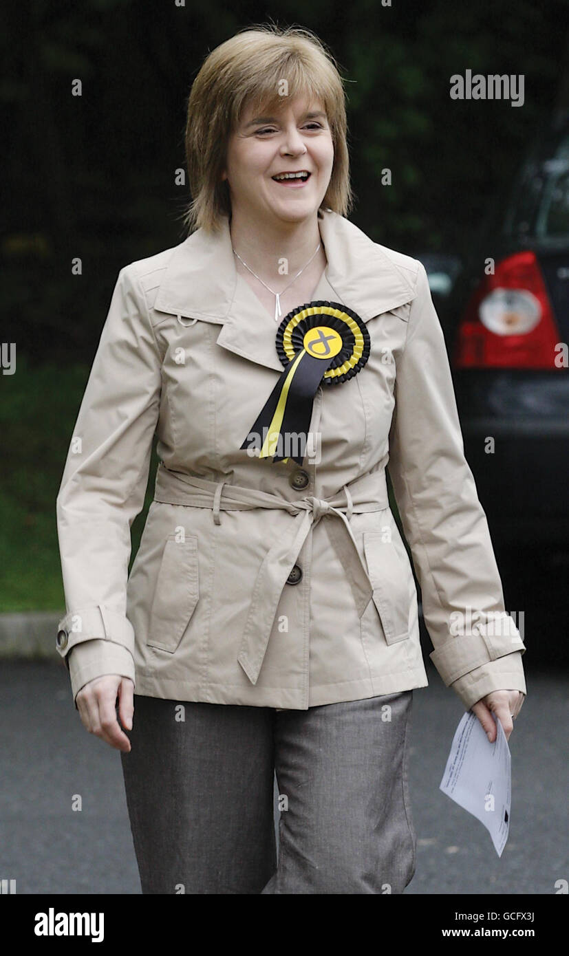 SNP deputy leader Nicola Sturgeon arrives to cast her vote at ...