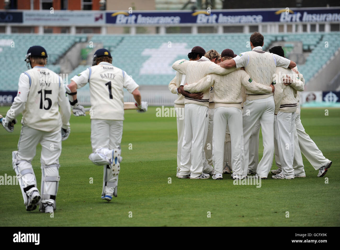 Cricket team huddle hi-res stock photography and images - Alamy