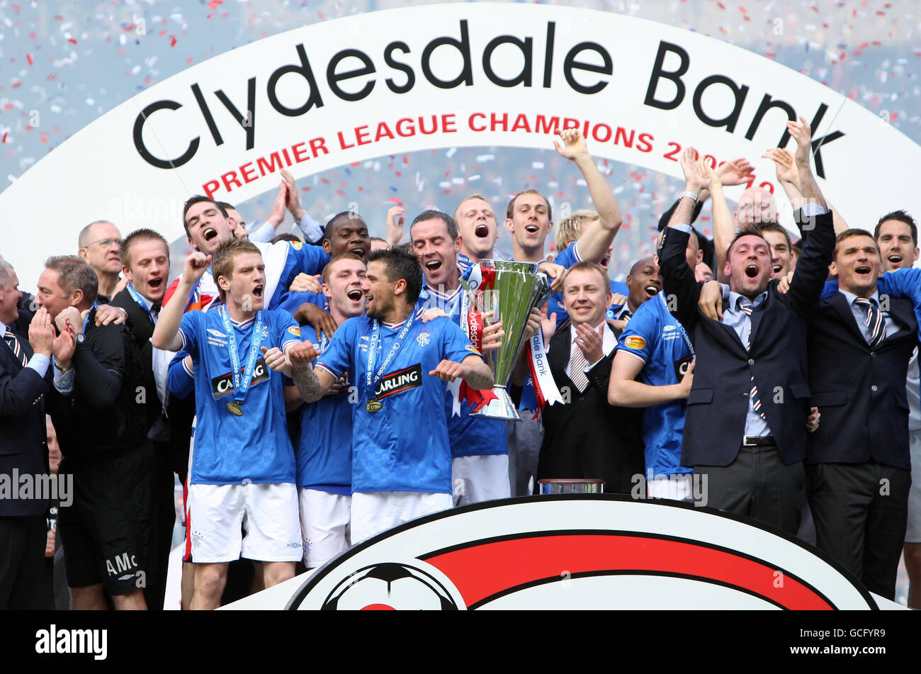 Rangers team with the scottish premier league trophy hi-res stock ...