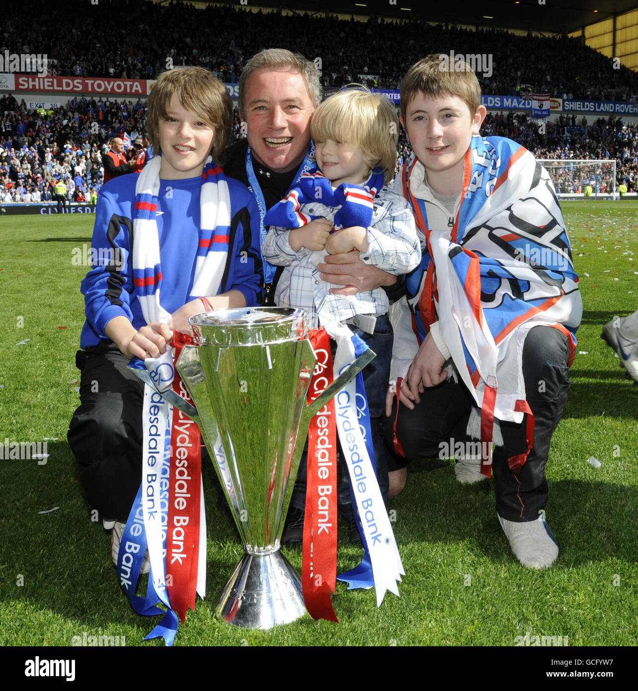 Rangers scottish premier league trophy hi-res stock photography and ...