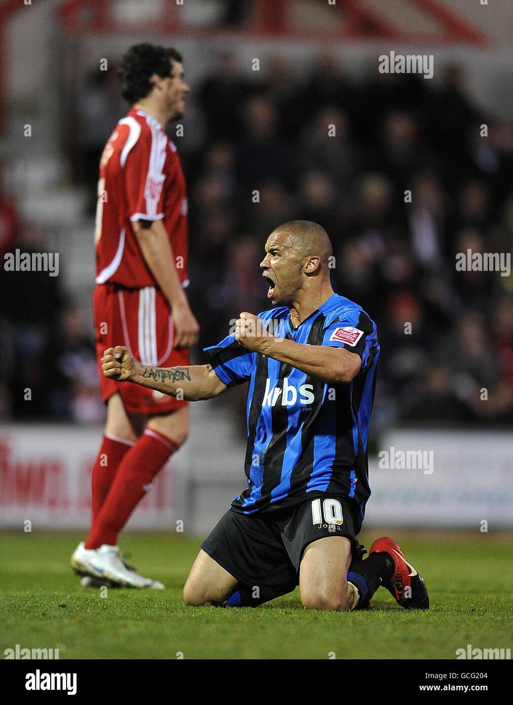 Deon burton charlton goal hi-res stock photography and images - Alamy