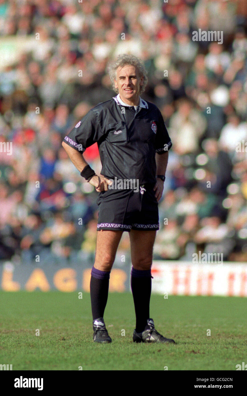 Roger milford referee hi-res stock photography and images - Alamy