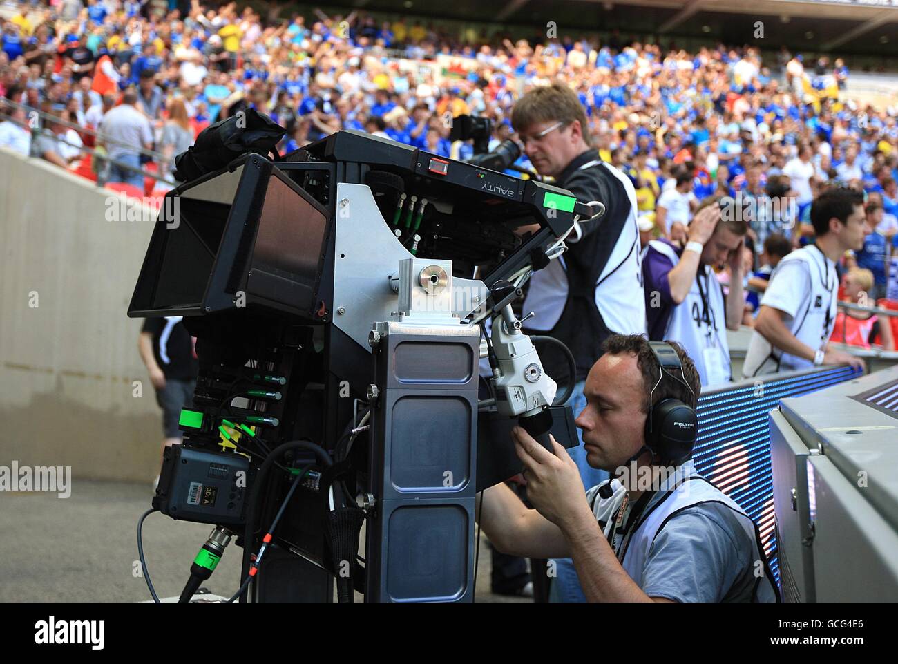 Pitchside camera hi-res stock photography and images - Alamy