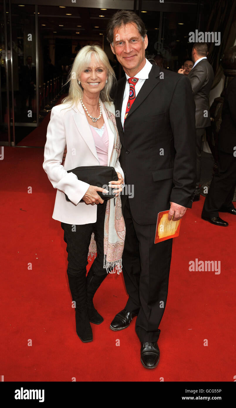Susan george husband simon maccorkindale hi-res stock photography and ...