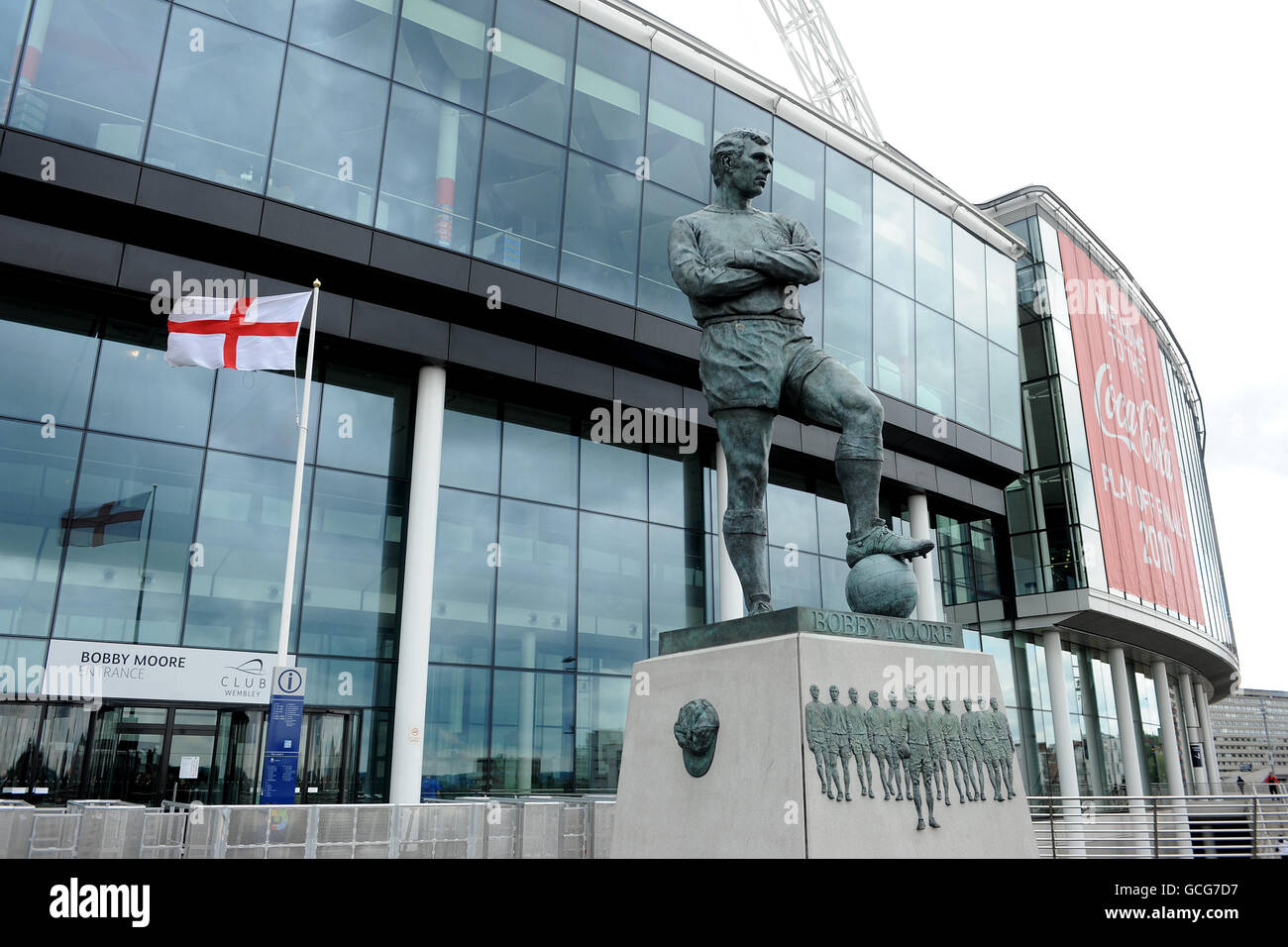 The bobby moore statue outside of wembley stadium hi-res stock ...