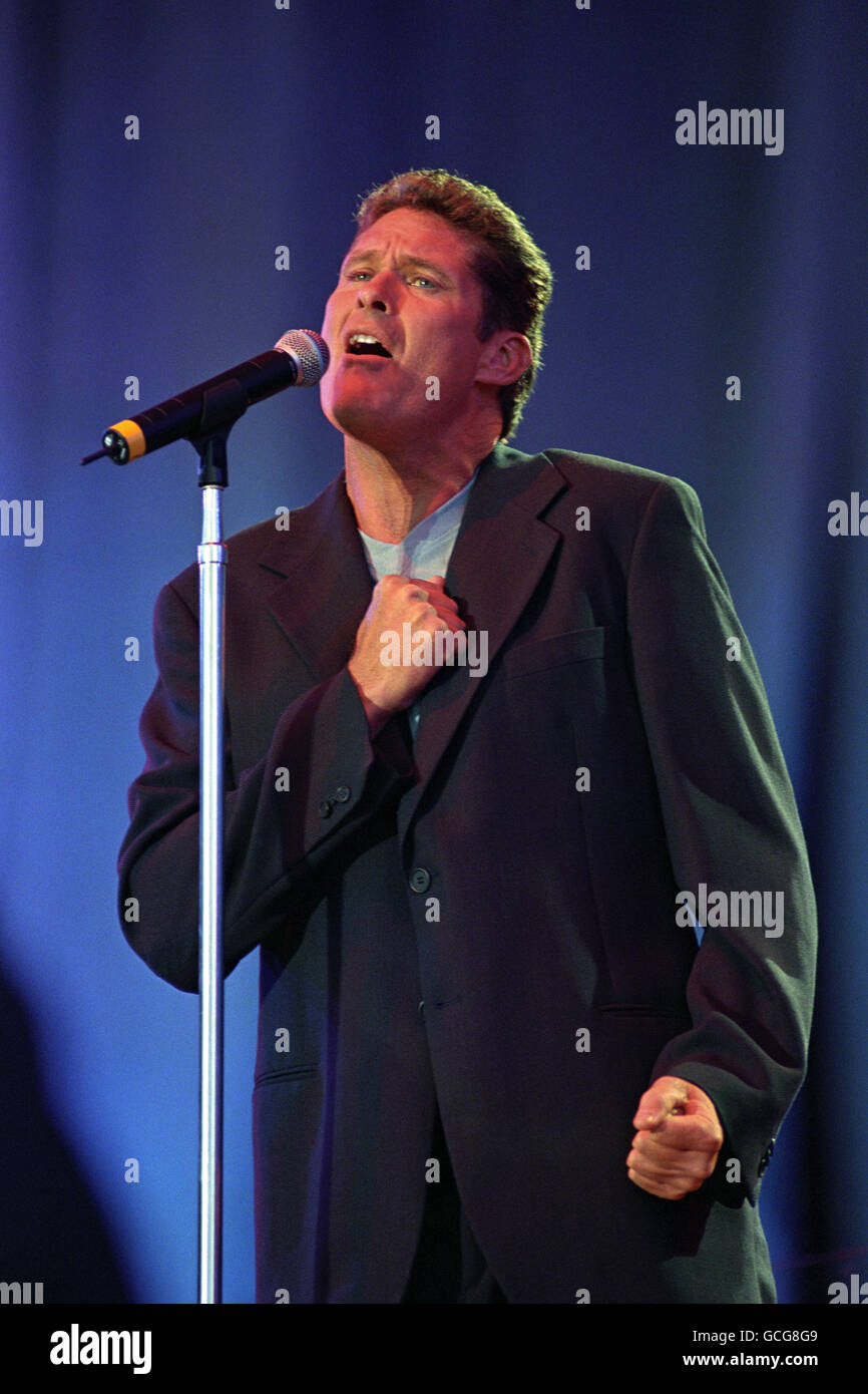 ACTOR DAVID HASSELHOFF, STAR OF BAYWATCH, SINGS AT THE DIANA PRINCESS ...