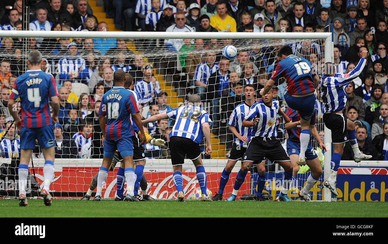 Crystal Palace's Alan Lee (second right) scores the opening goal Stock ...