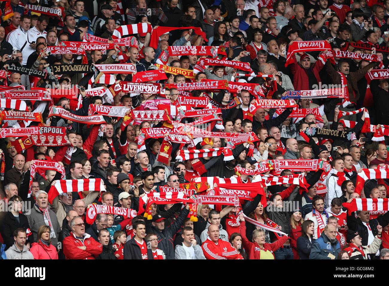 Liverpool fans with scarves hi-res stock photography and images - Alamy