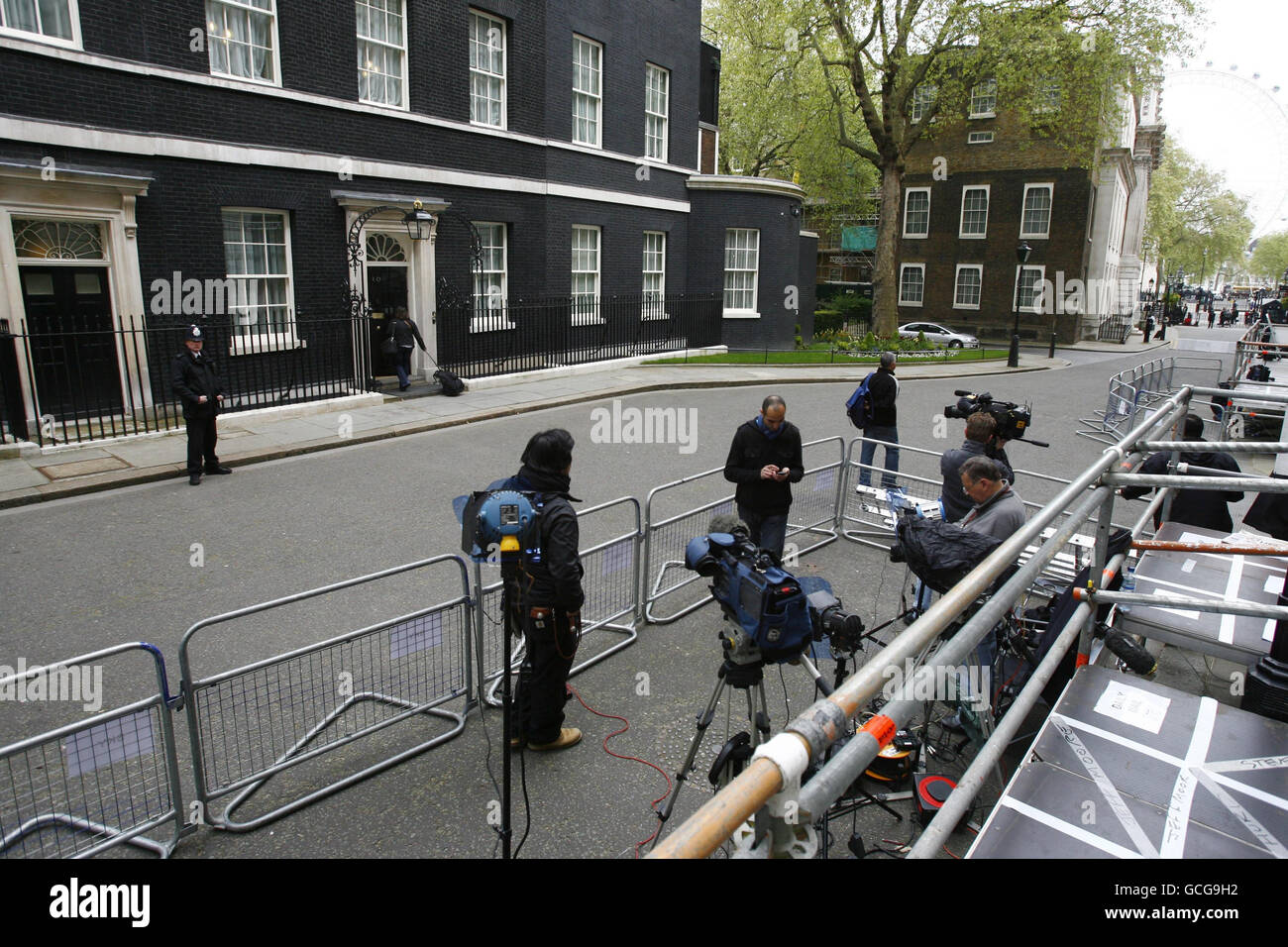 Press gathered in downing street hi-res stock photography and images ...