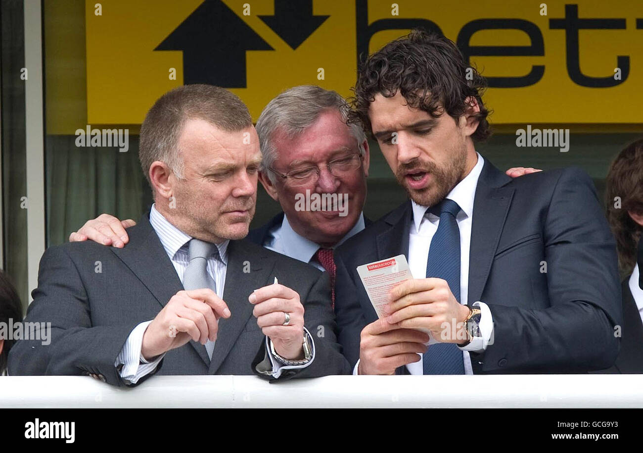 Manchester United manager Sir Alex Ferguson talks with Owen Hargreaves ...