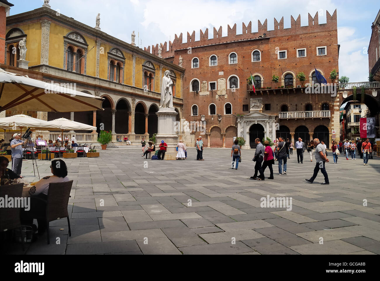 Verona, Italy. The statue of Dante alighieri in Piazza dei Signori ...