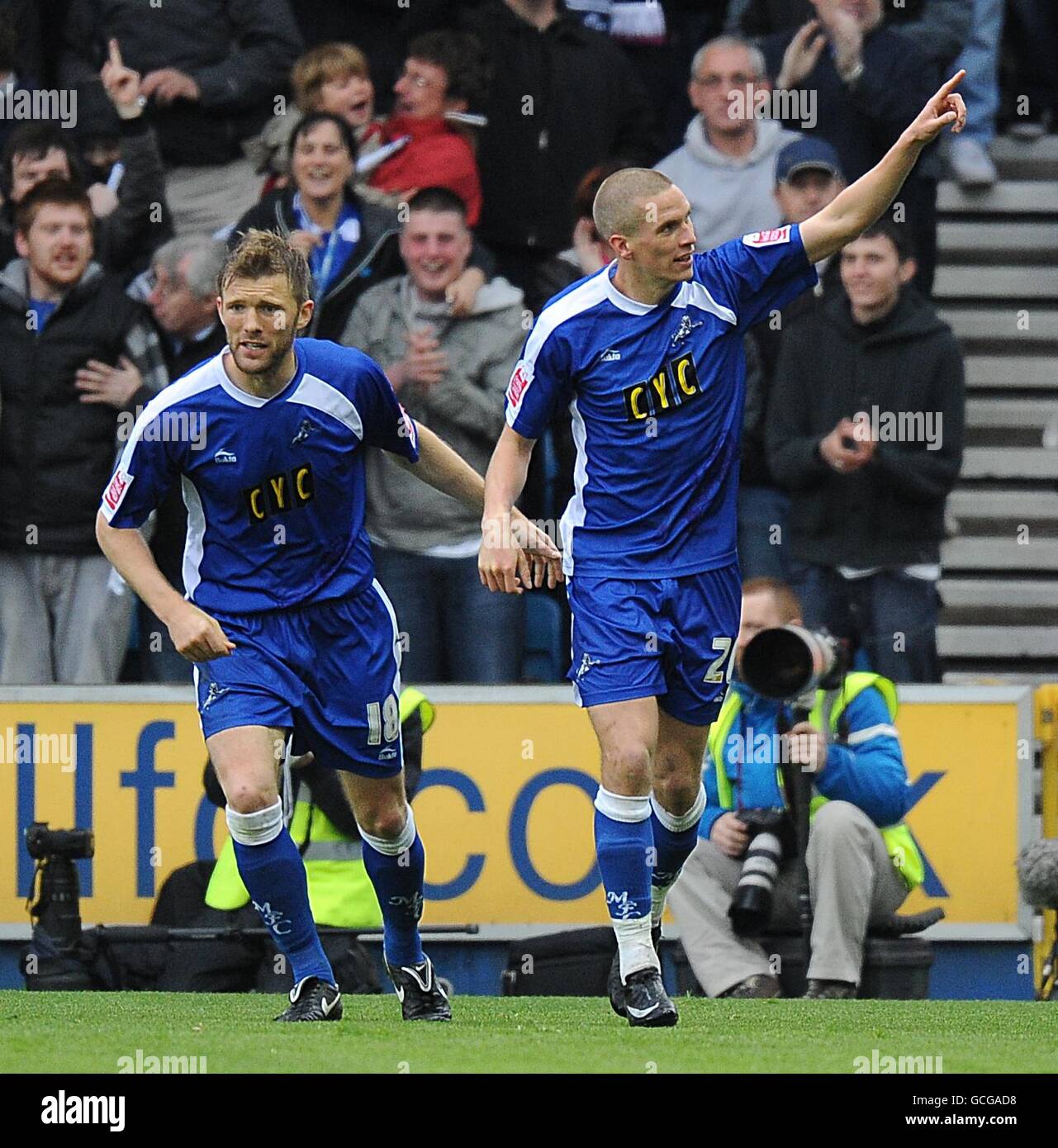 Millwall's Steve Morison (right) celebrates after scoring his second ...