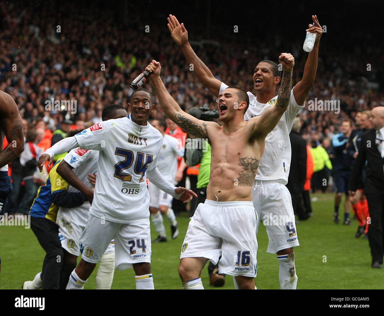 Leeds United's Sanchez Watt (left), Bradley Johnson (centre right) and ...