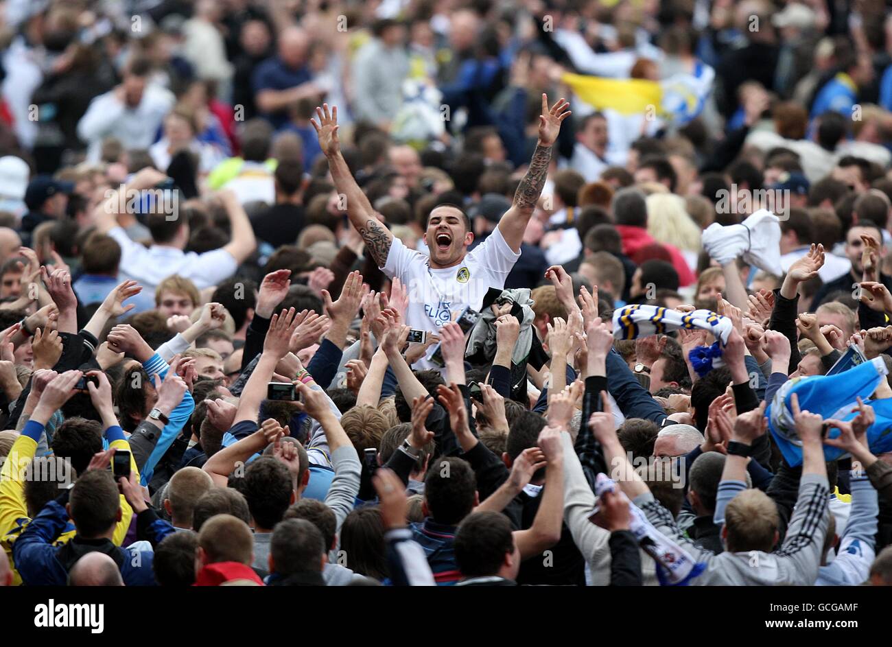 Leeds uniteds bradley johnson centre hi-res stock photography and ... Leeds uniteds bradley johnson centre hi-res stock photography and ...