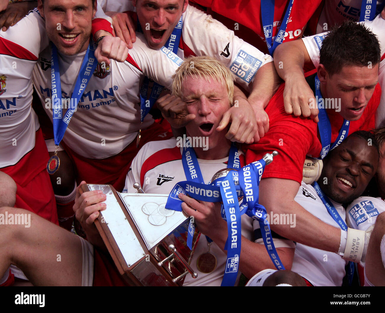Celebrates winning premier league trophy hi-res stock photography and ...