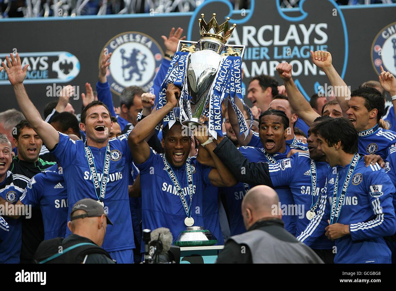 Chelsea players lift the premier league trophy at stamford bridge hi ...