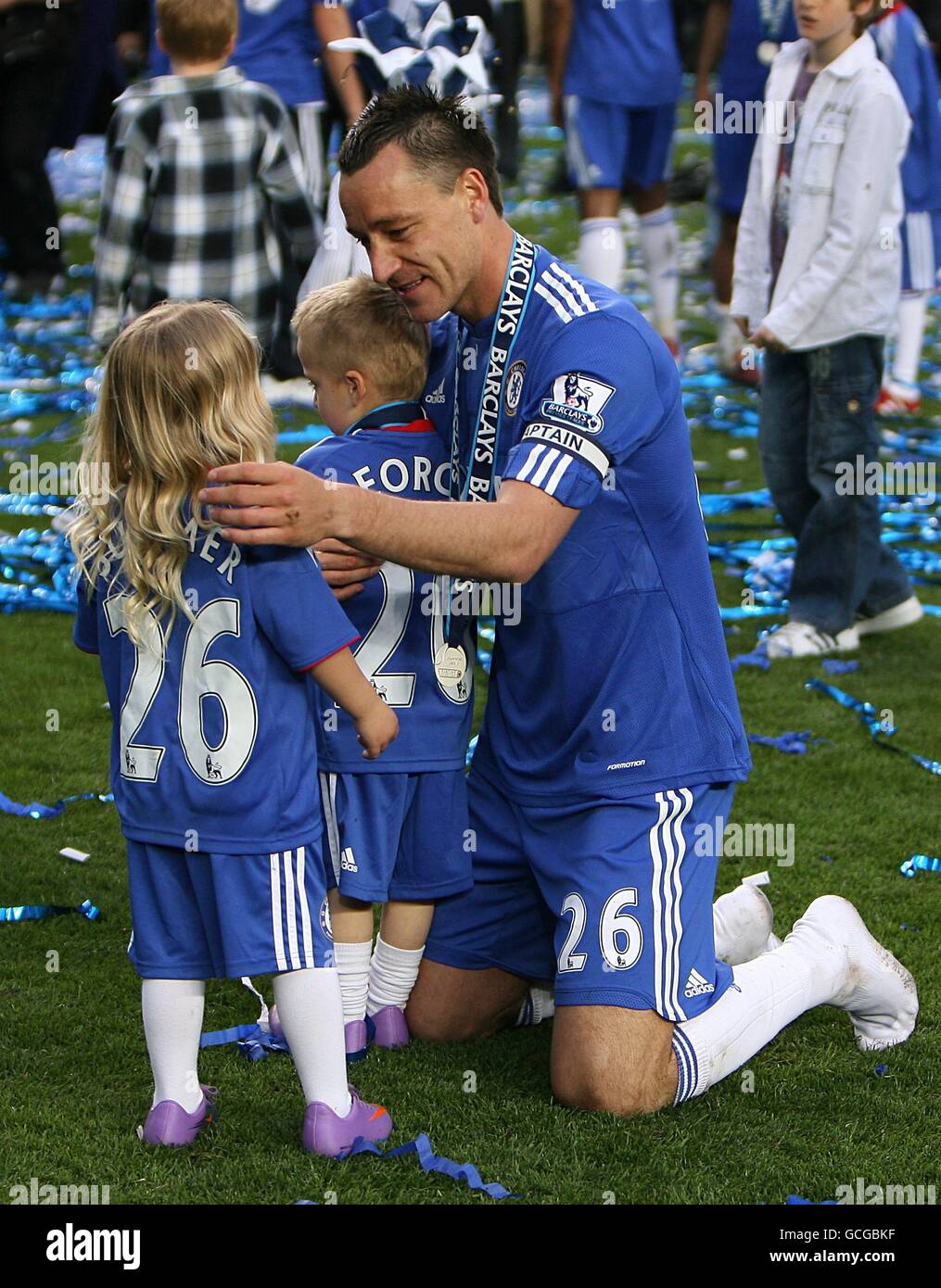 Chelsea's John Terry on the pitch at full time with his children Stock ...