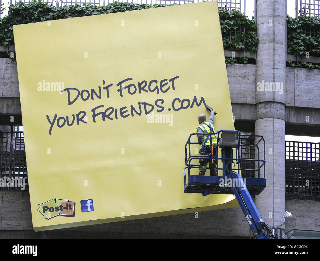 A workman installs a giant 5m x 5m Post-it Note near London's Liverpool ...