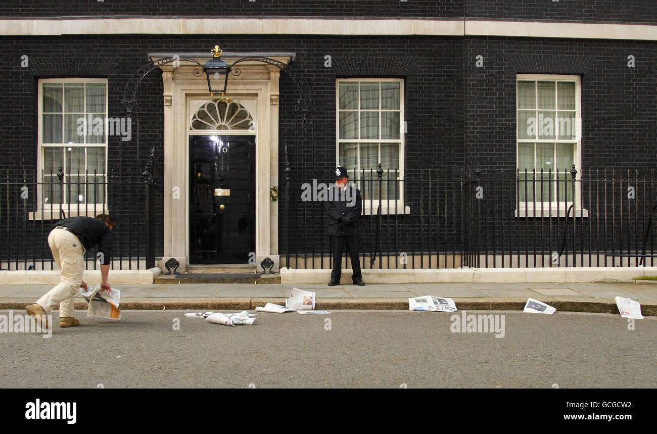 Policeman outside 10 downing street hi-res stock photography and images ...