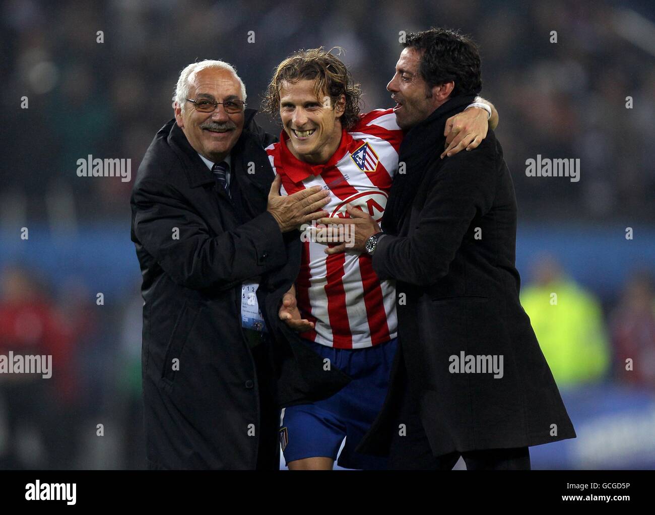 Atletico Madrid's Diego Forlan (centre) celebrates with manager Quique ...