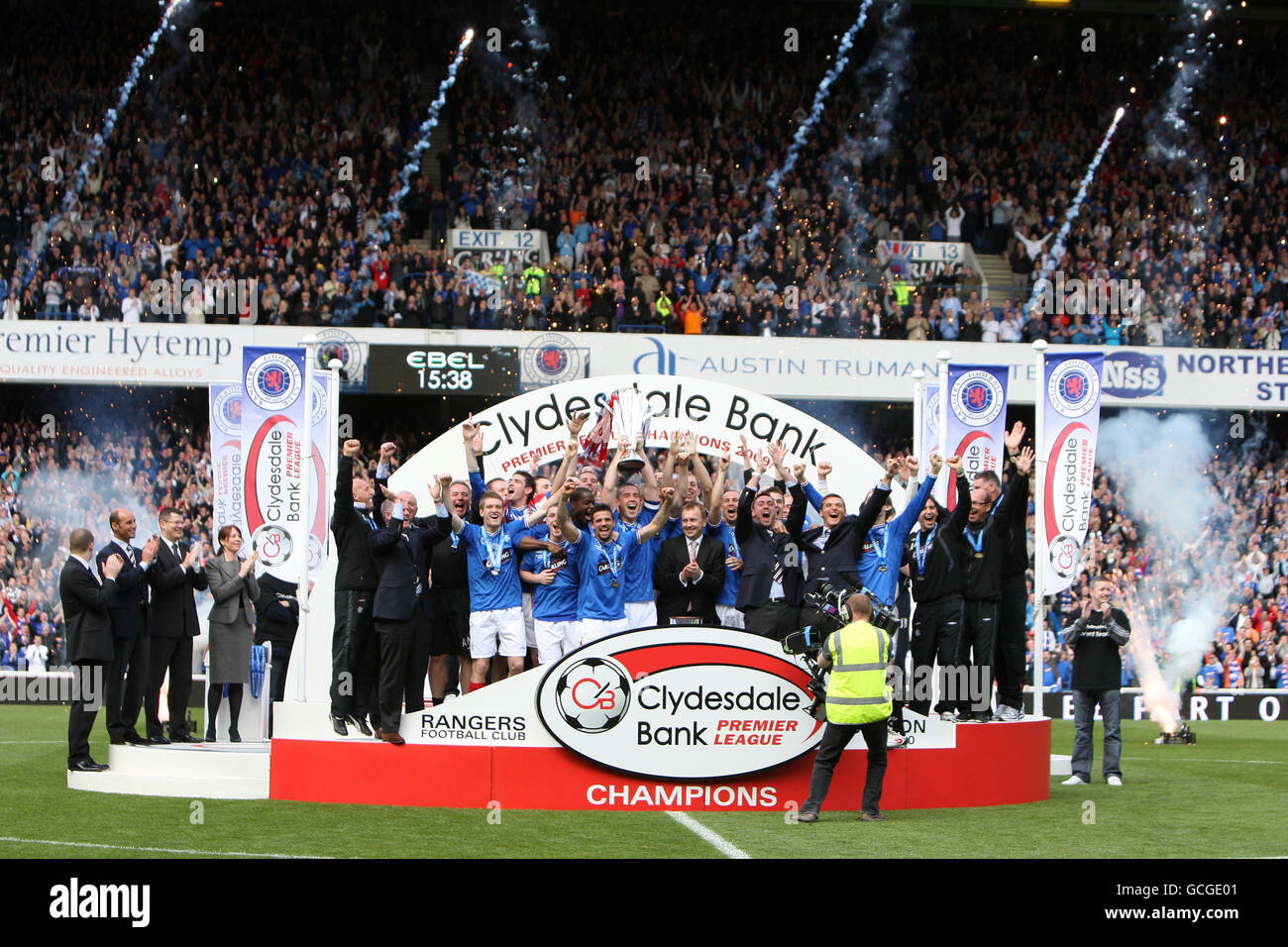 Rangers team with the scottish premier league trophy hi-res stock ...