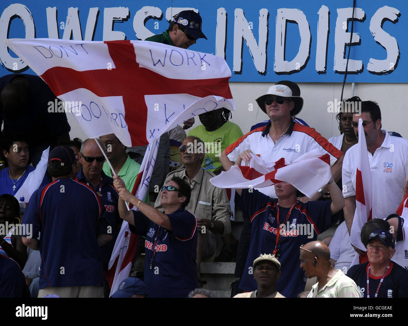 England fans with st georges flags hi-res stock photography and images ...