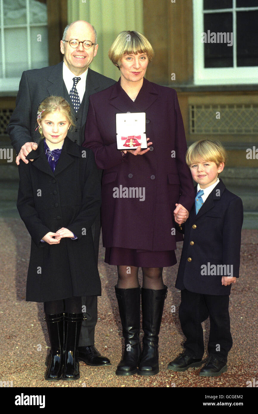 COMEDIENNE VICTORIA WOOD WITH HER CHILDREN, HENRY AND GRACE, AND HER ...