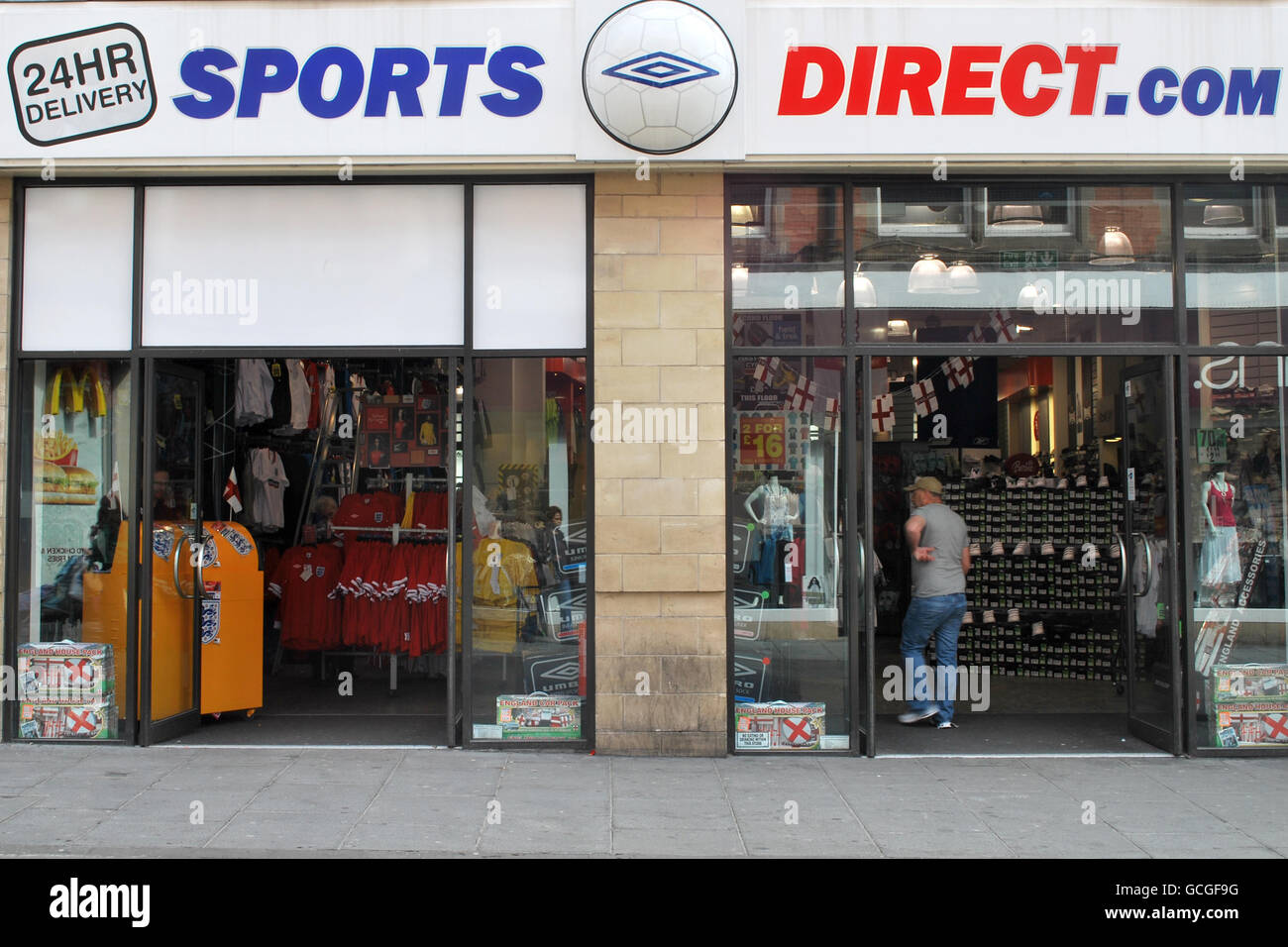 Sportsdirect com frontage signage sign lewpics hi-res stock photography ...