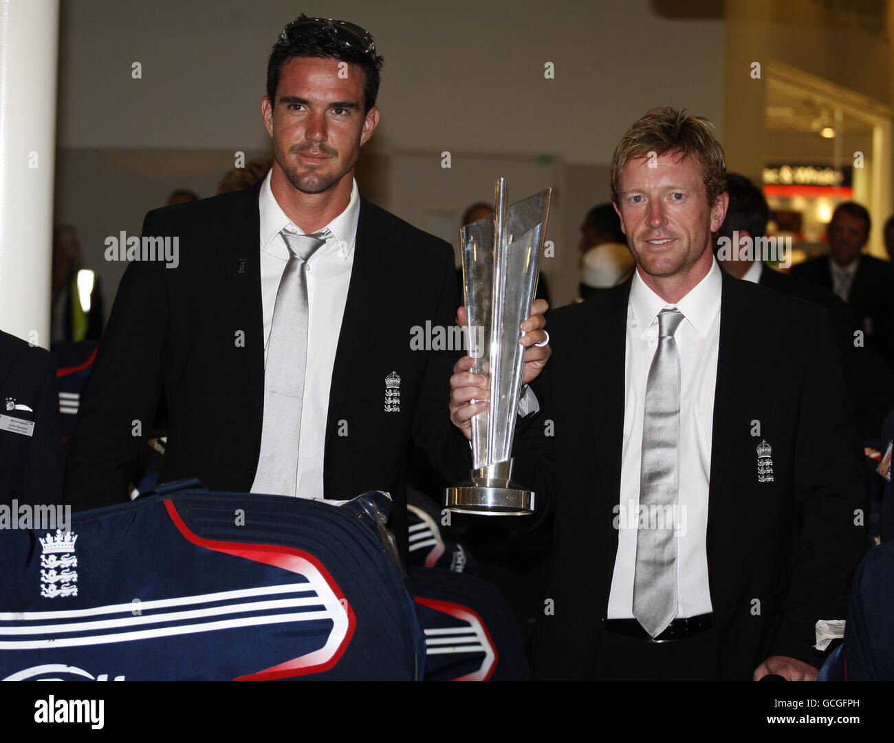 England team arrive home hi-res stock photography and images - Alamy