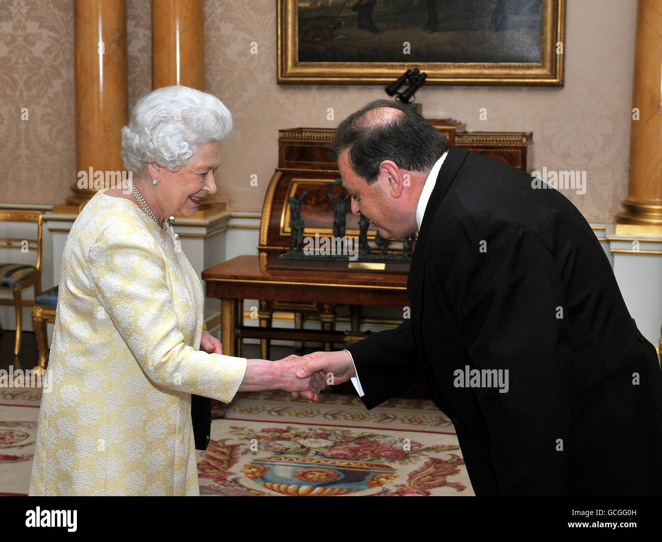 Queen elizabeth ii shakes hands hi-res stock photography and images - Alamy