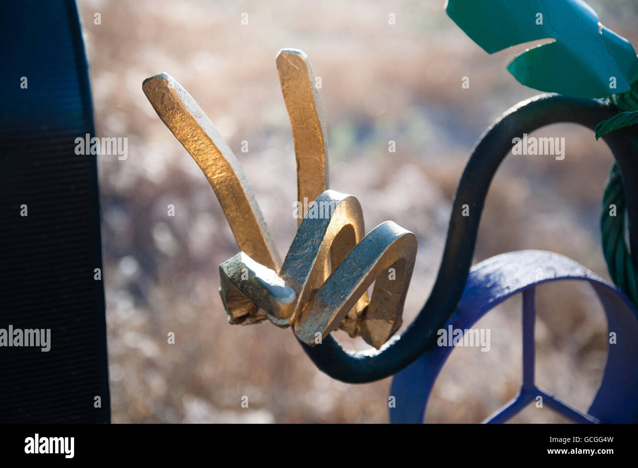 Two hand sculpture hi-res stock photography and images - Alamy