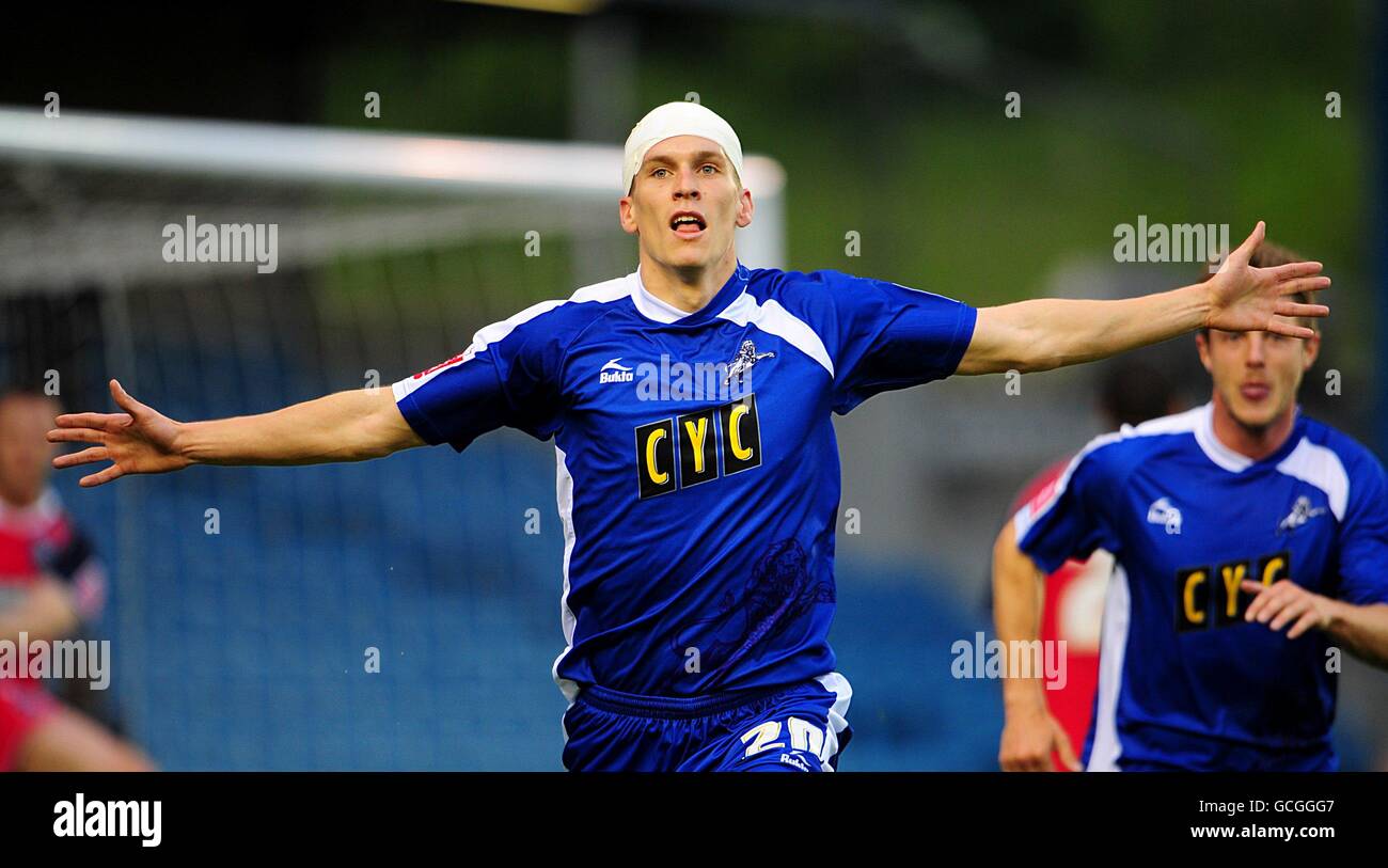 Millwalls steve morison celebrates scoring hi-res stock photography and ...
