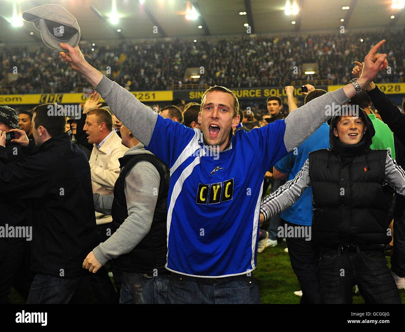 Millwall fans invade pitch hi-res stock photography and images - Alamy